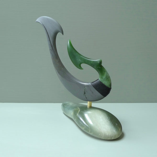 HAND CARVED NEW ZEALAND JADE MATAU HOOK SCULPTURE INANGA POUNAMU STAND ...