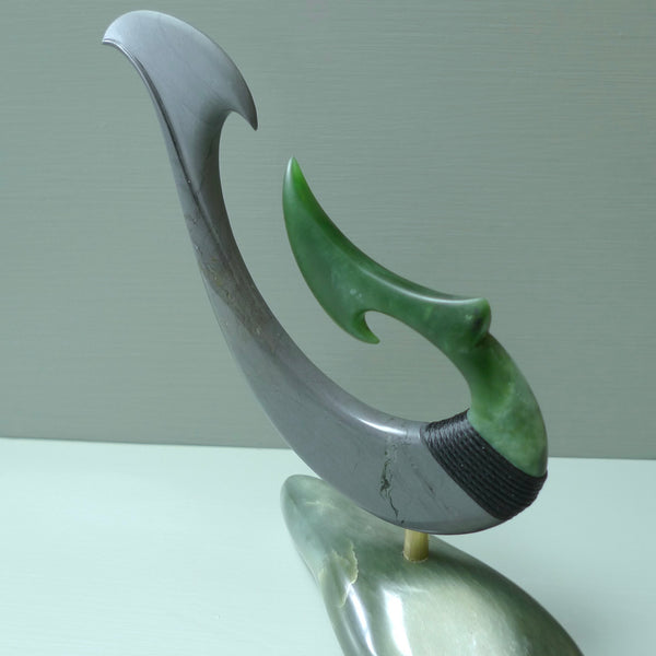 HAND CARVED NEW ZEALAND JADE MATAU HOOK SCULPTURE INANGA POUNAMU STAND ...