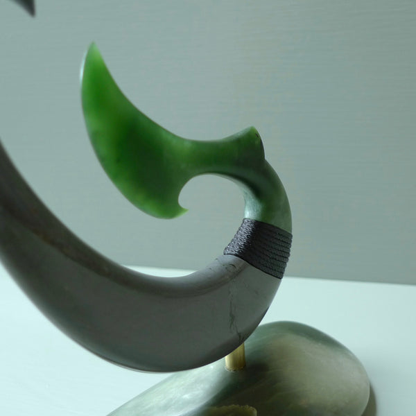 HAND CARVED NEW ZEALAND JADE MATAU HOOK SCULPTURE INANGA POUNAMU STAND ...